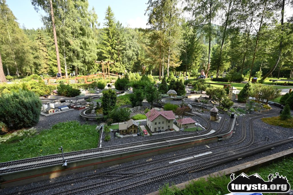 Park miniatur i kolejek Mini Slovensko w Liptowskim Janie na Słowacji ...